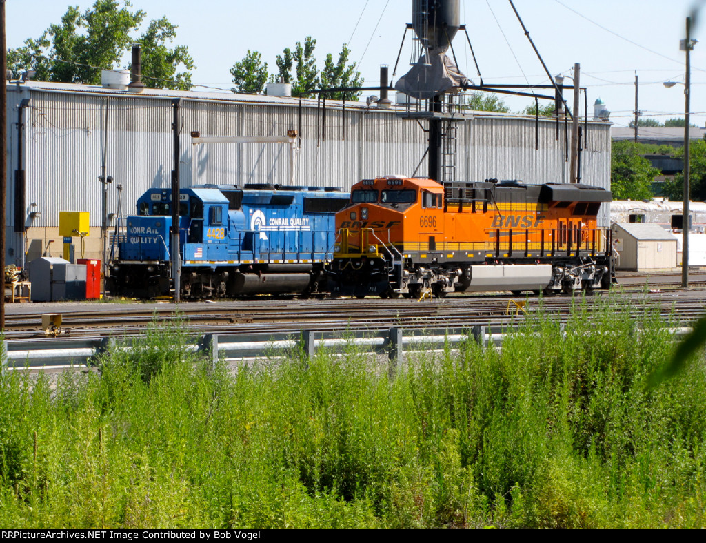 CSX 4428 and BNSF 6696